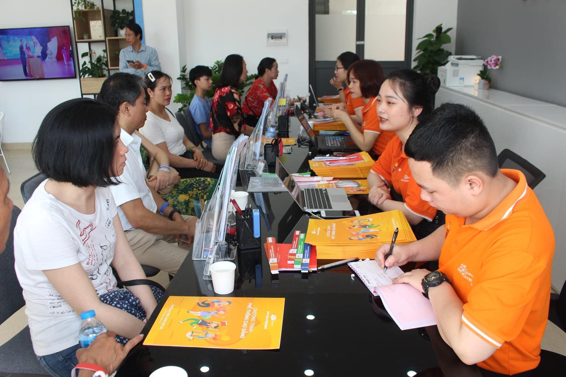 Nỗi niềm của những phụ huynh trên “đường đua” chuyển cấp cho con - FPT ...