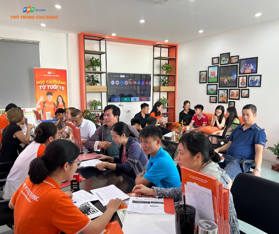 Phổ thông Cao đẳng - FPT Polytechnic tưng bừng chào đón hàng ngàn phụ ...