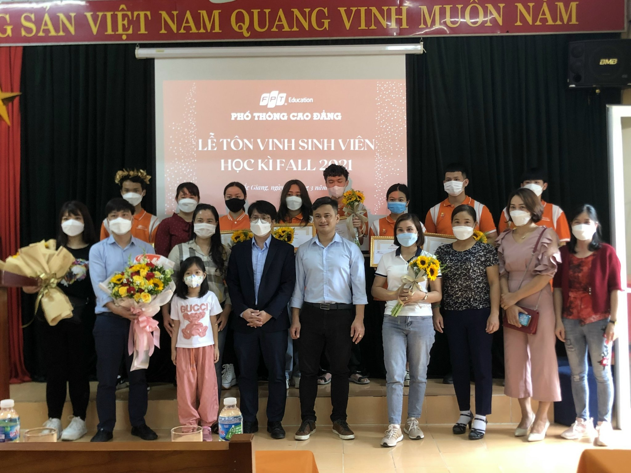 Cảm xúc của phụ huynh khi đồng hành cùng con tới lễ tôn vinh sinh viên ...